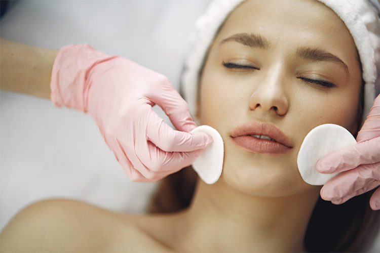 6 beneficios de la limpieza facial que debes conocer